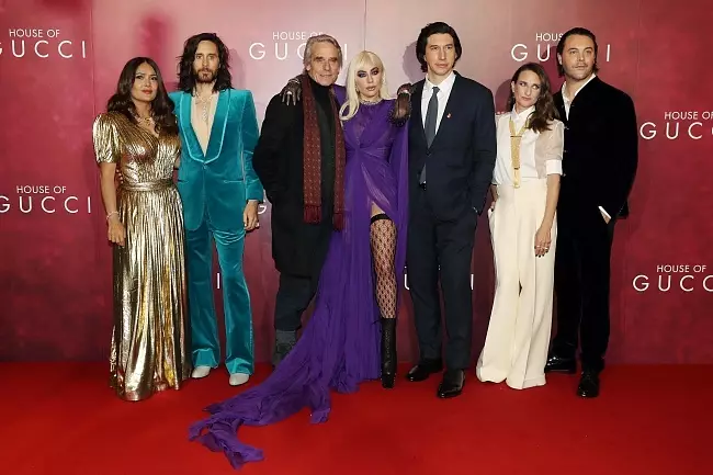 Lady Gaga folyó sifonban, Salma Hayek, Jared Leto és a Gucci londoni premierjének többi sztárja 31469_1