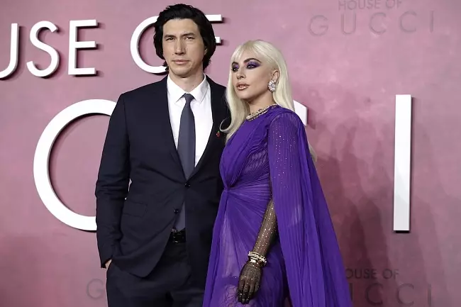 Adam Driver és Lady Gaga Gucci ruhában és Tiffany & Co ékszereiben. 2. számú fotó