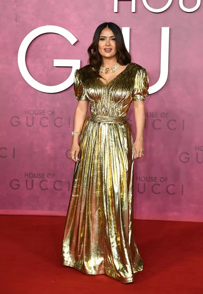 U-Salma Hayek egqoke ingubo ye-Gucci isithombe # 5