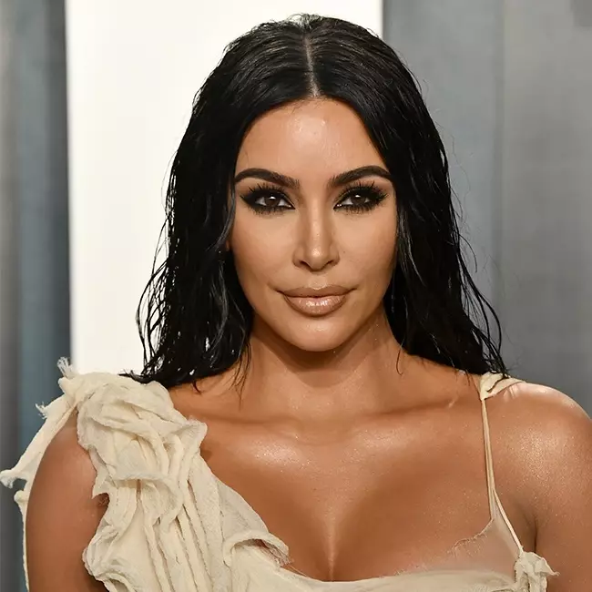 Egbugbere ọnụ ala dị ntakịrị ibu karịa egbugbere ọnụ elu, dị ka foto Kim Kardashian # 4