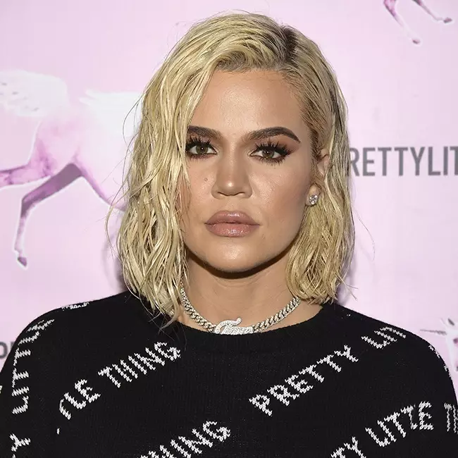 Augšlūpa ir nedaudz lielāka par apakšējo, tāpat kā Khloe Kardashian fotoattēlā Nr. 5