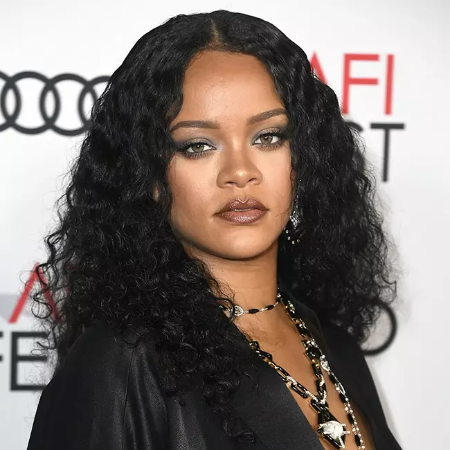 Egbugbere ọnụ nwere ụdị obi dị ka foto Rihanna # 7