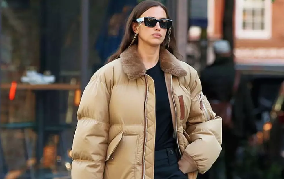 Irina Shayk laat zien welke kleur donsjack dit seizoen het meest fashionable is