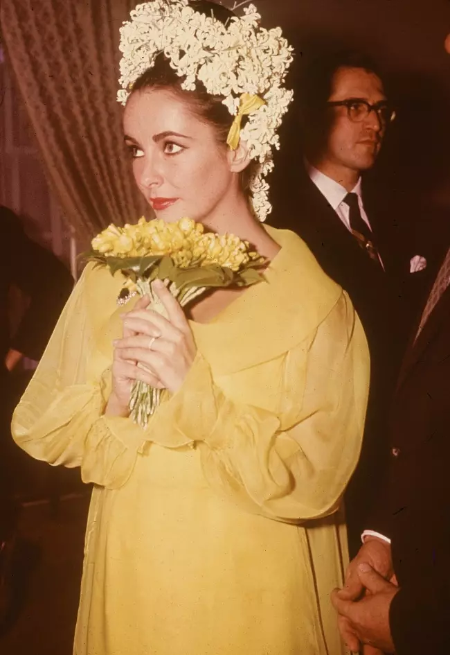 Elizabeth Taylor nganggo busana kuning ing pesta pernikahane karo aktor Richard Burton, foto 1964 # 1