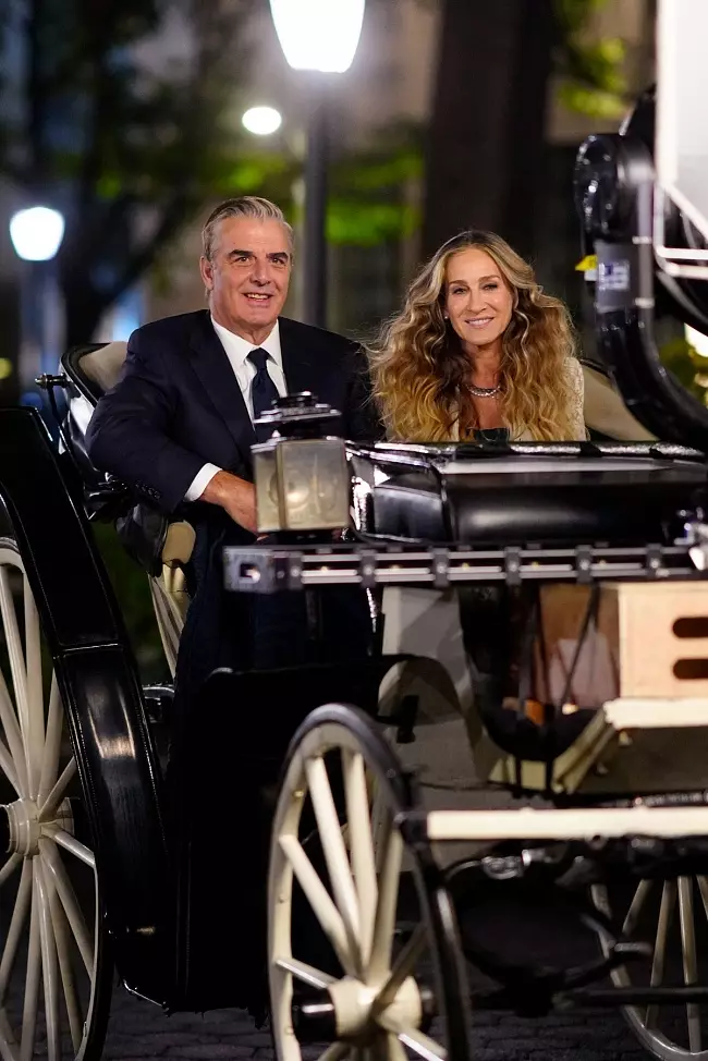 Sarah Jessica Parker and Chris Noth repeat the legendary scene from 