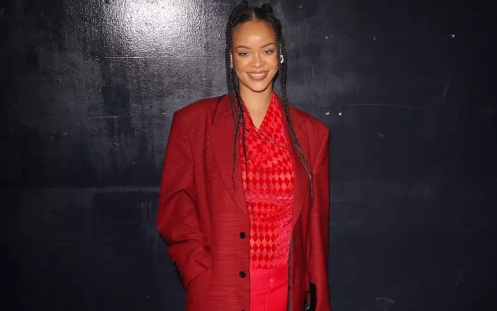 Rihanna bu kuzda eng moda paltosini ko'rsatdi