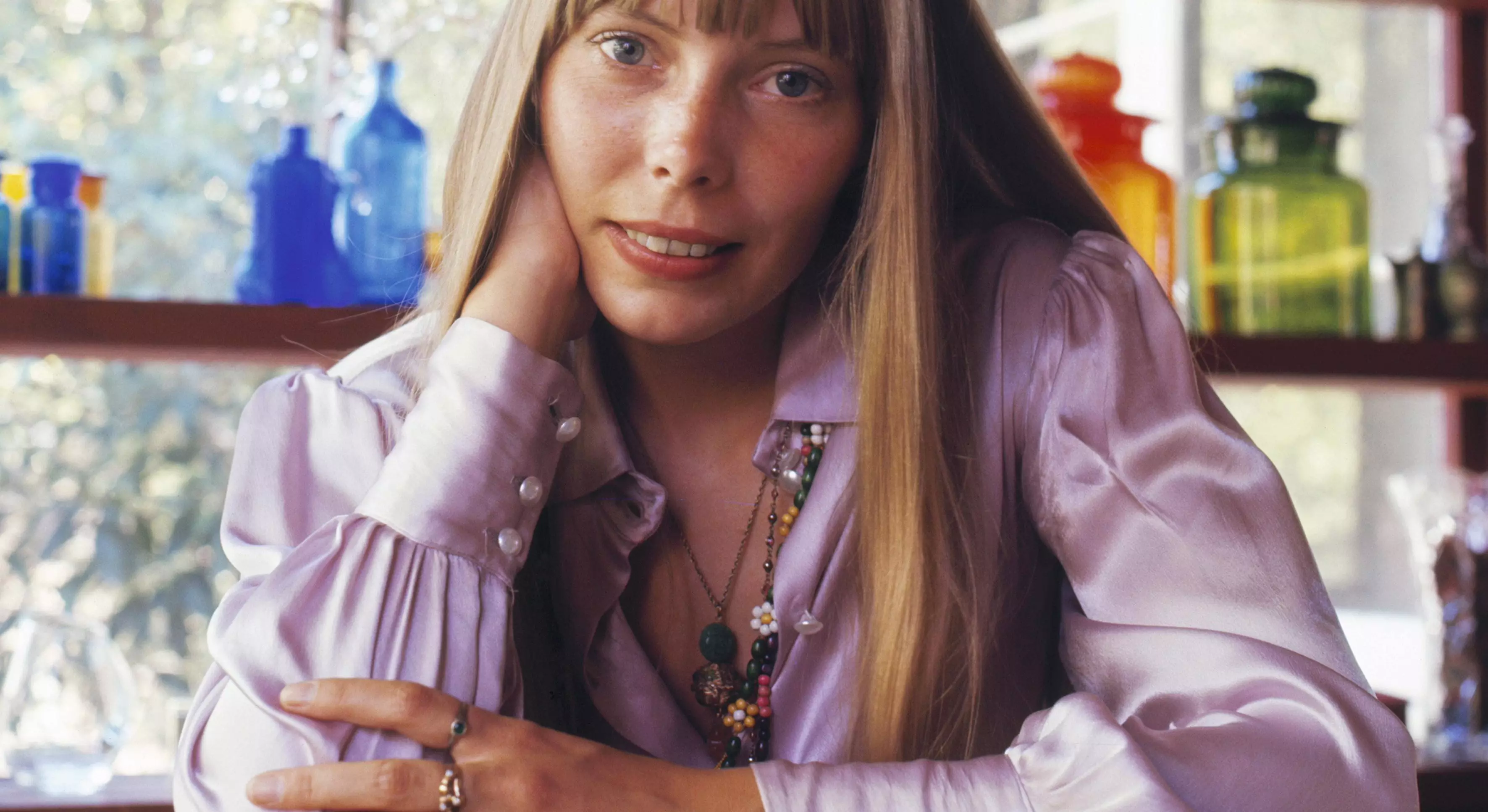 ធាតុផ្សំនៃរចនាប័ទ្មរបស់ Joni Mitchell ដែលជាអ្នកចម្រៀងដ៏អស្ចារ្យបំផុតនៃសតវត្សទី 20 នៅតែពាក់ព័ន្ធនៅឆ្នាំ 2021