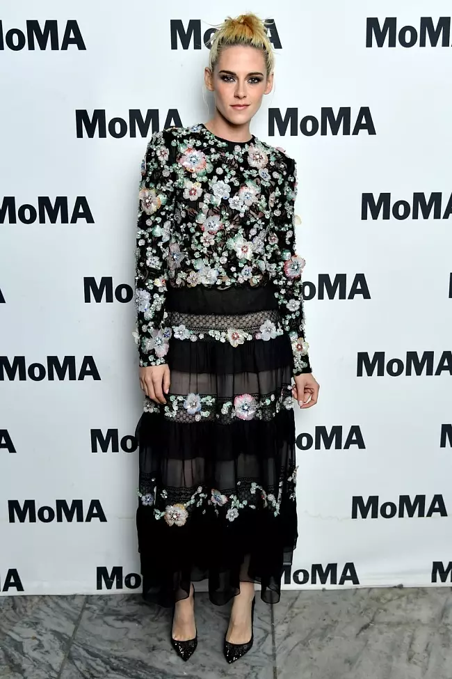 Kristen Stewart a Chanel Haute Couture a l'estrena de "Spencer" a la foto número 2 de MOMA