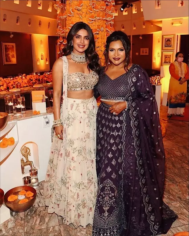 Priyanka Chopra na Mindy Kaling. Foto: @priyankachopra foto # 7