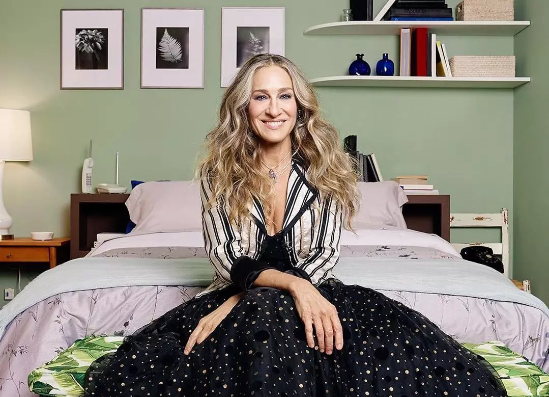 Sarah Jessica Parker သည် Airbnb တွင် Carrie Bradshaw ၏နယူးယောက်တိုက်ခန်းငှားရန်သင့်အားဖိတ်ခေါ်သည်