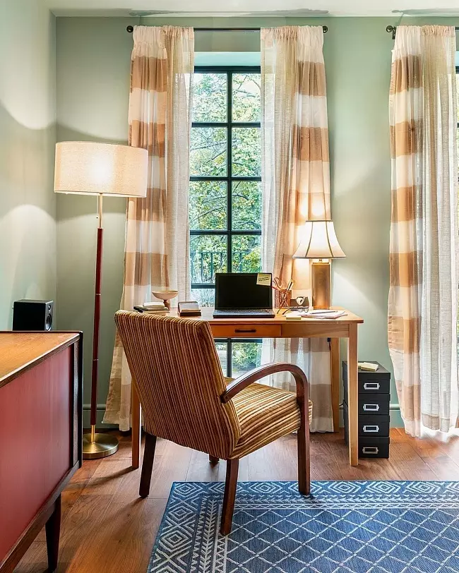 Carrie Bradshaw's apartment interior. Photo: @airbnb photo # 6