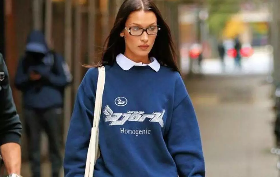 Portez une chemise et un sweat-shirt cet automne comme Bella Hadid