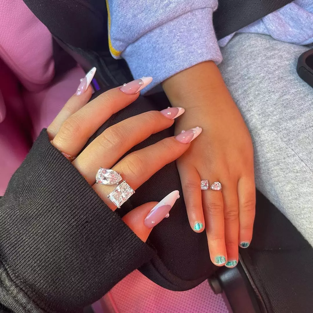 Bertunang atau tidak? Travis Scott memberi Kylie Jenner dan bayi Stormy cincin yang sama