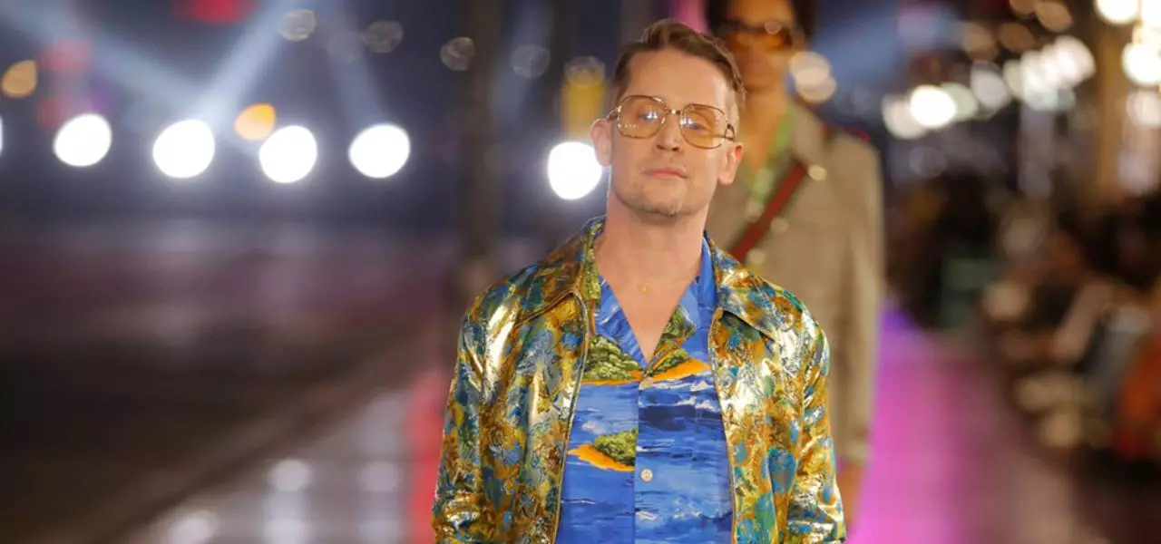 Macaulay Culkin bi çakêtek bombebar a zêr û tiştên din ên balkêş ên ji Parada Evînê ya Gucci, ku li Boulevarda Hollywoodê pêk hat.