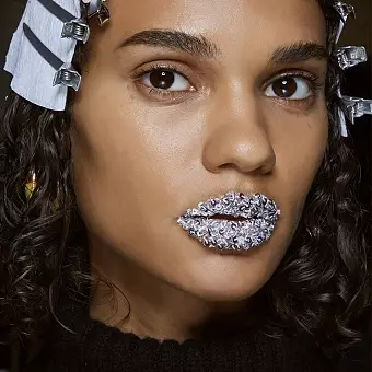 Sequins (Acne Studio 2022. gada pavasara-vasaras izstāde) 15. fotoattēls