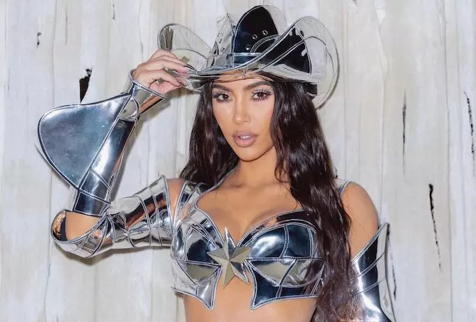 Si Kim Kardashian nanamilit sa Halloween isip space cowgirl