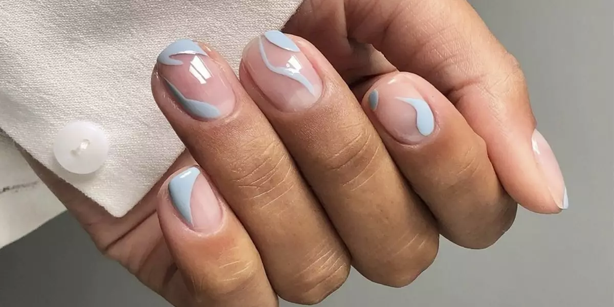 Con catena, striscia e oro: 12 idee per manicure minimaliste