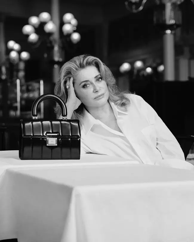 U-Catherine Deneuve ubambe inkanyezi emkhankasweni wokukhangisa womkhiqizo waseFrance, futhi lena akuyona i-Saint Laurent