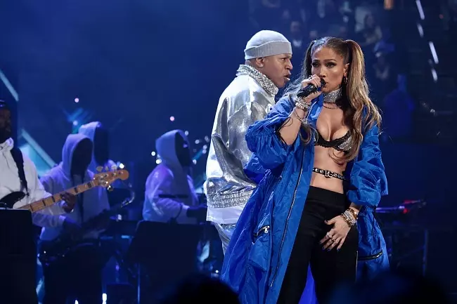 Jennifer Lopez e il rapper LL Cool J sul palco della Rock & Roll Hall of Fame foto #1