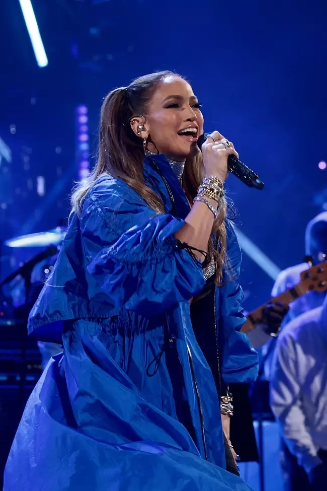 Jennifer Lopez sul palco della Rock & Roll Hall of Fame foto #2