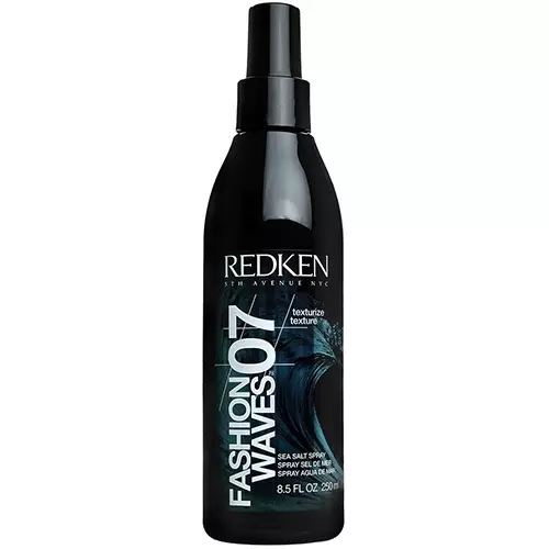 Pulverize com sal marinho para dar estilo à textura. Redken Fashion Waves 07 foto # 6