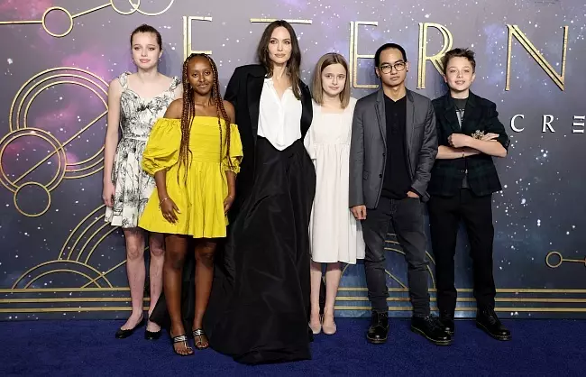 Angelina Jolie med barn på premieren på «The Eternals» i London