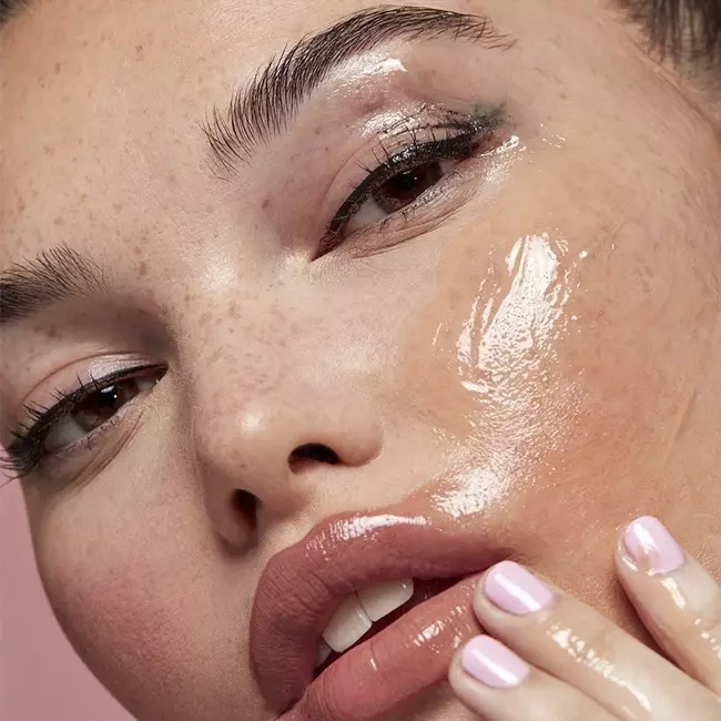 Itọsọna yiyọ Atike (Fọto: @kylieskin) Fọto # 1