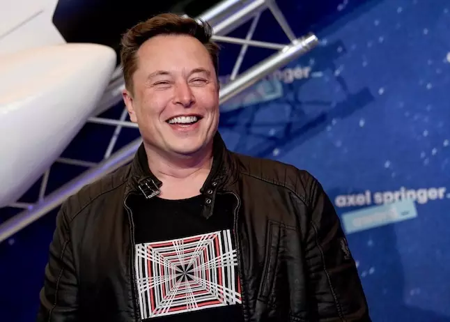 Elon Musk unerkannt als de räichste Mann op de Planéit an de leschten honnert Joer