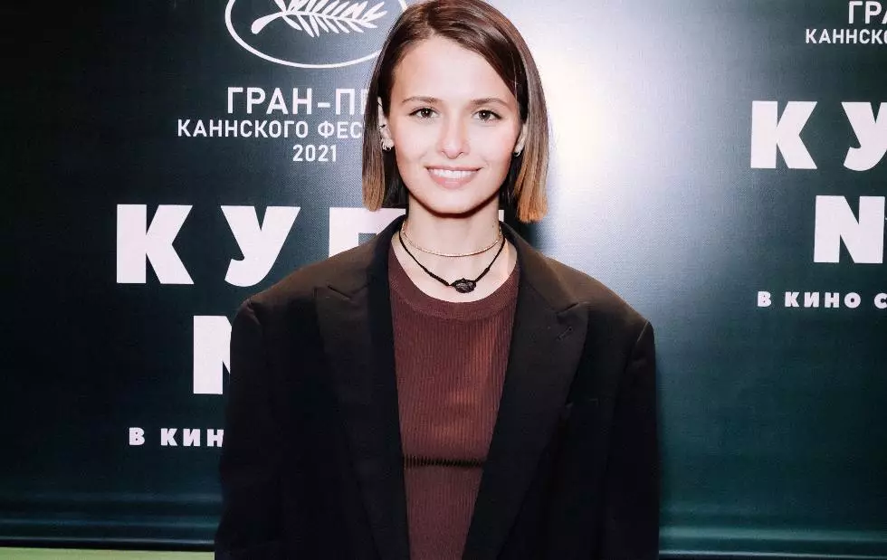 Lyubov Aksenova at iba pang mga panauhin sa premiere ng pelikulang "Coupe number six"