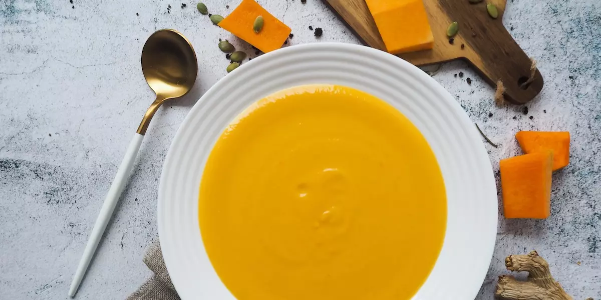 Sul latte di cocco, con suluguni o funghi: ricette per una deliziosa zuppa di zucca