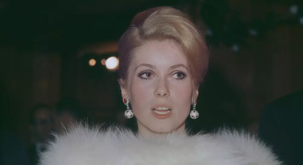 Haust- og vetrarstraumar 2021 í skjalaútliti Catherine Deneuve