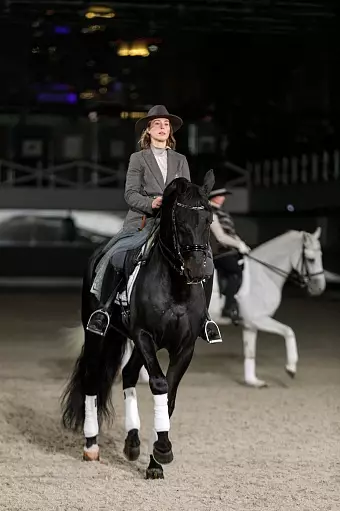 Spectacle multimarque « Cachemire et Soie » pour la saison automne-hiver 2021/22 au club équestre Pradar photo #2