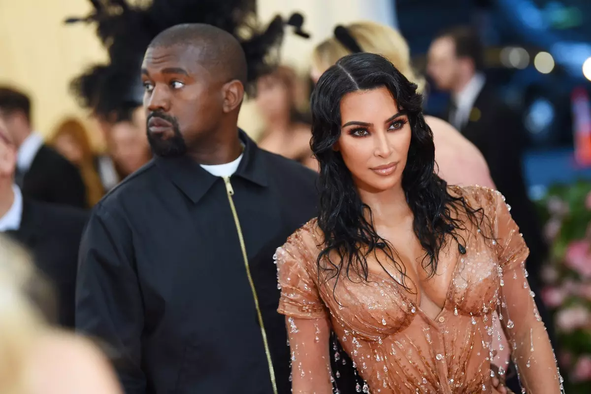 Paano ginawa ni Kanye West si Kim Kardashian bilang isang icon ng istilo