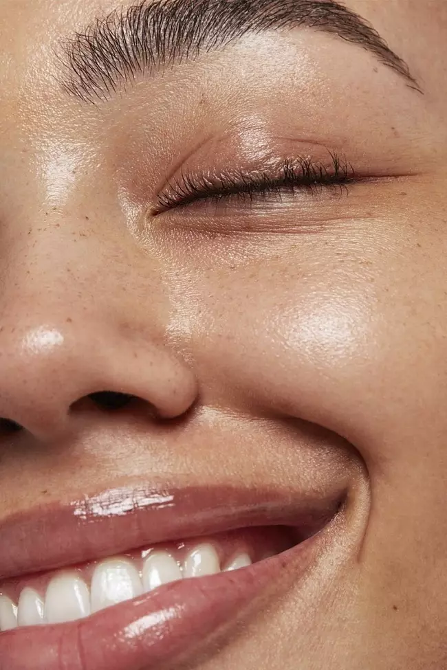 Napa microdosing migunani kanggo perawatan rai (foto: @kylieskin) foto # 3