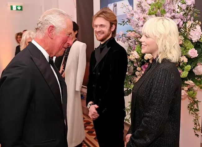 Prince Charles, Finneas O'Connell ndi Billie Eilish pamsonkhano woyamba wa No Time to Die chithunzi # 2