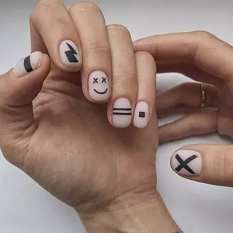 Tákn úr hryllingsmyndum og sjónvarpsþáttum á nöglum á hrekkjavöku (mynd: @solovey_nail_art) mynd # 14