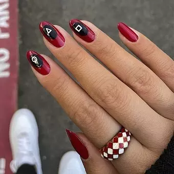 Symbole z horrorów i seriali na Halloweenowych paznokciach (fot. @ amyle.nails) zdjęcie nr 15