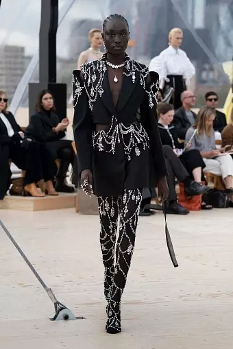 Alexander McQueen kevät-kesä 2022 kuva #15