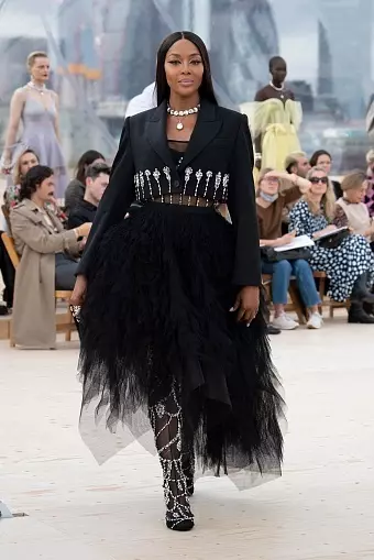 Naomi Campbell në shfaqjen e Alexander McQueen pranverë-verë 2022, fotografia # 8