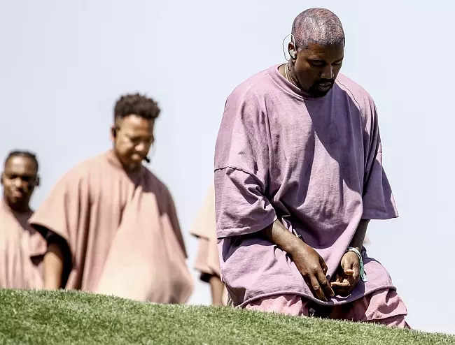 Kanye West tijdens de zondagsdienst, 2019 foto #3