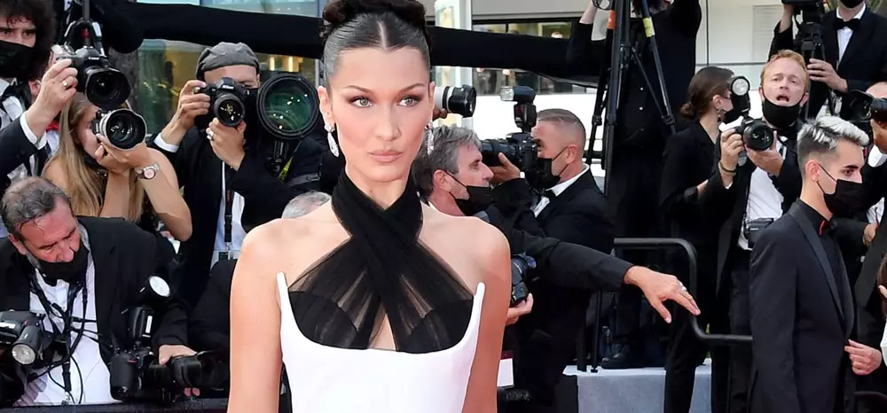 Na bealaí amach is fearr ag Bella Hadid le bliain anuas