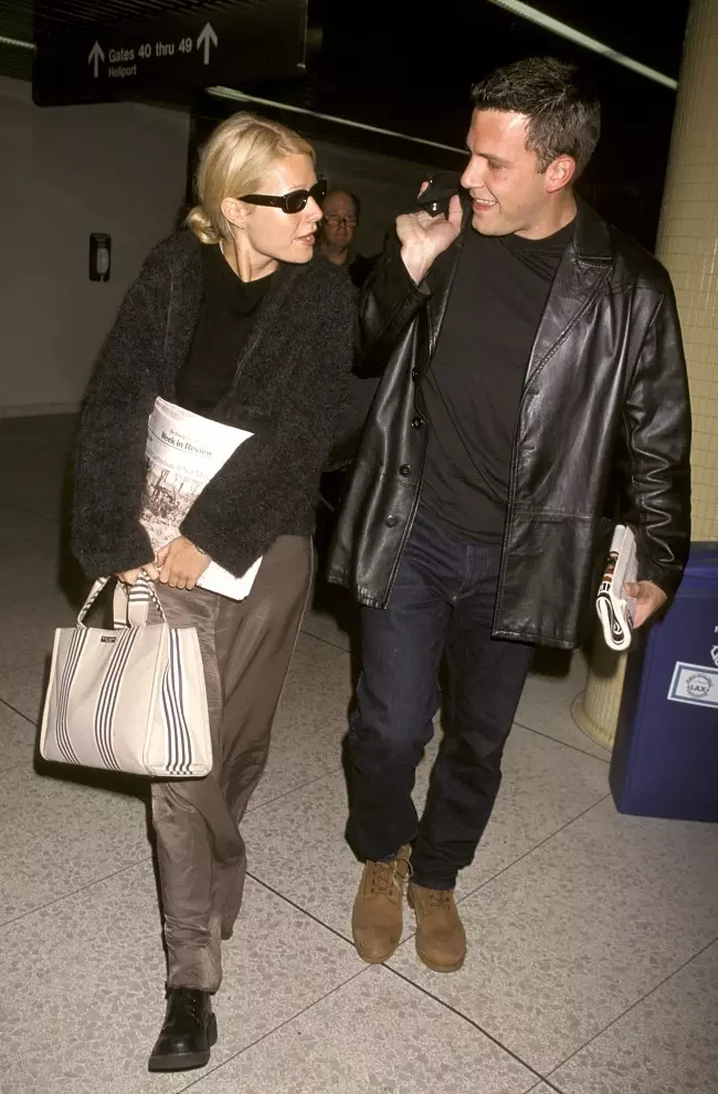 Gwyneth Paltrow i Ben Affleck na aerodromu u Los Angelesu, fotografija br. 1 iz 1998.