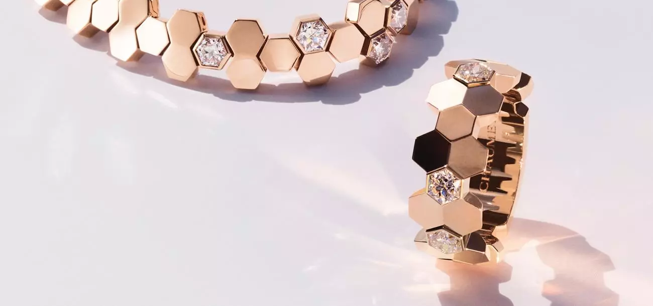 Chaumet ngadedikasikeun koleksi perhiasan Bee My Love na ka honeycomb