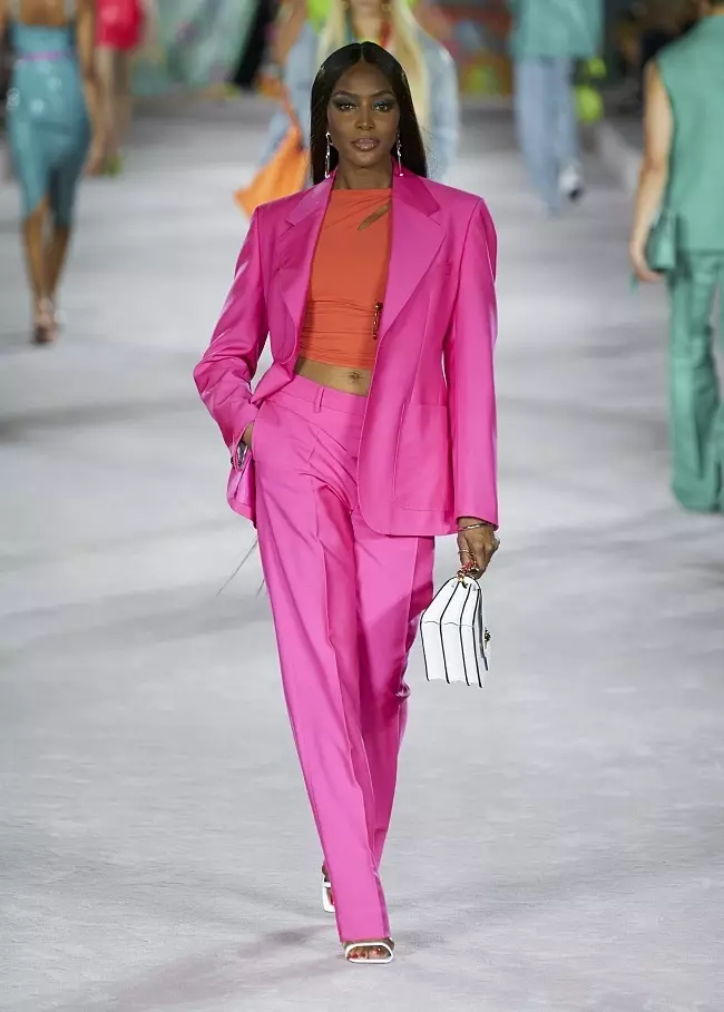 Naomi Campbell på Versace Spring-Summer 2022 show bilde #5