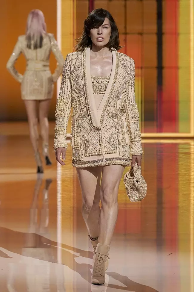 Milla Jovovich tao amin'ny fampisehoana Balmain Spring-Summer 2022 sary # 7