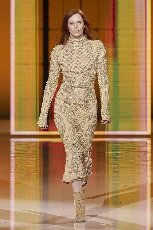 Karen Elson tao amin'ny fampisehoana Balmain Spring-Summer 2022 sary # 9