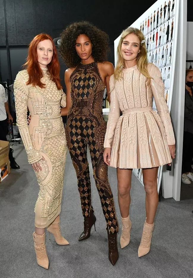 Karen Elson, Cindy Bruna og Natalia Vodianova, backstage på Balmain Spring-Summer 2022 viser bilde # 7