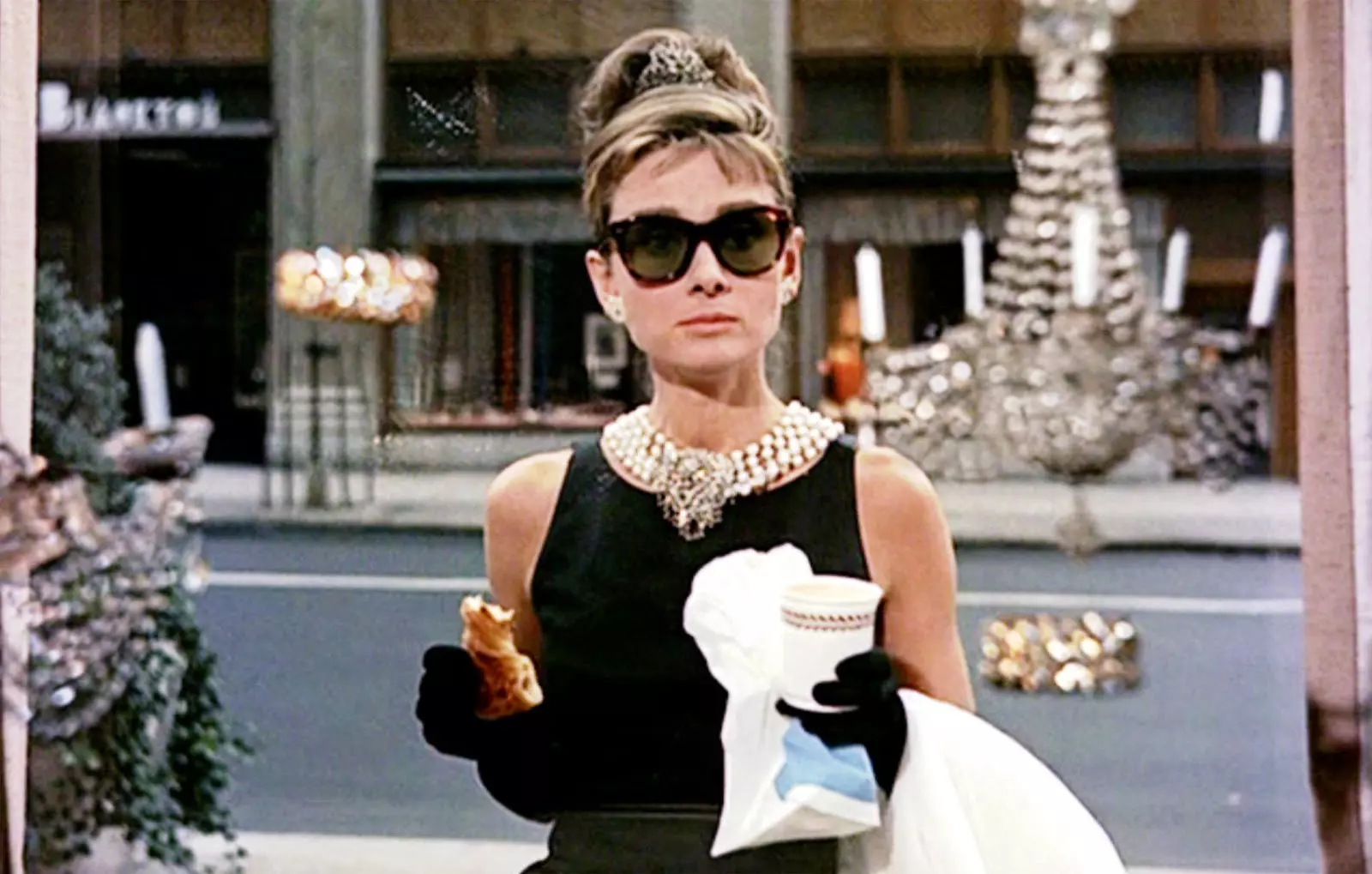 Filmaren dekorazioa: Breakfast at Tiffany's-en Audrey Hepburn-en perla-lepokoa