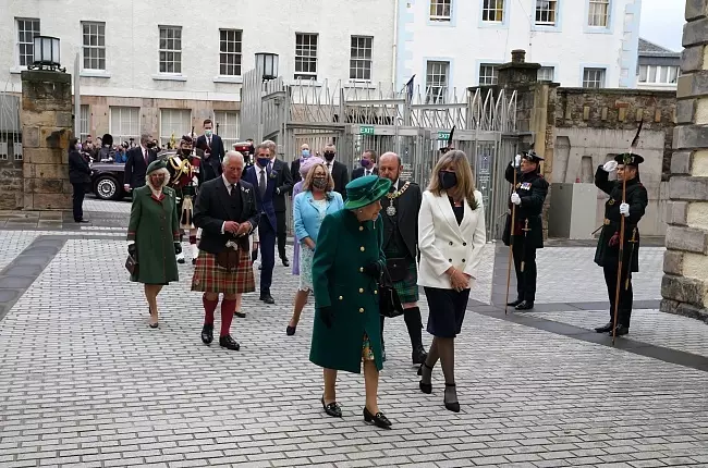 Karalienė Elizabeth II, princas Charlesas ir Camilla Parker Bowles tarp Škotijos parlamento 6-osios sesijos atidarymo svečių, 2021 m. nuotrauka Nr. 2