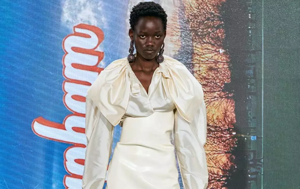 Gli orecchini più alla moda della prossima primavera nella collezione primavera-estate 2022 di Vivienne Westwood